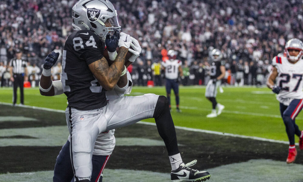 Raiders offense awakens for late game-tying TD vs. Patriots - Fan Shotz